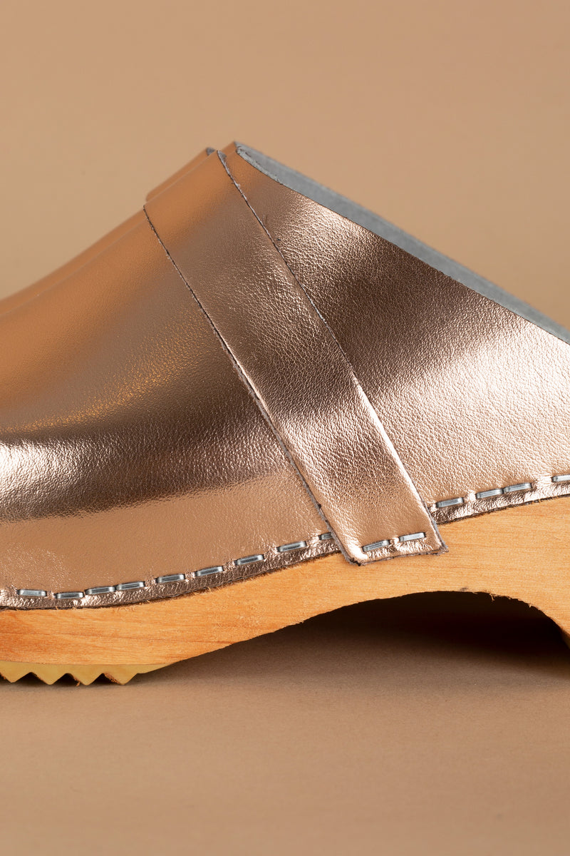 L'Histoire et l'Évolution des Sabots Suédois à Travers les Âges – Les ...