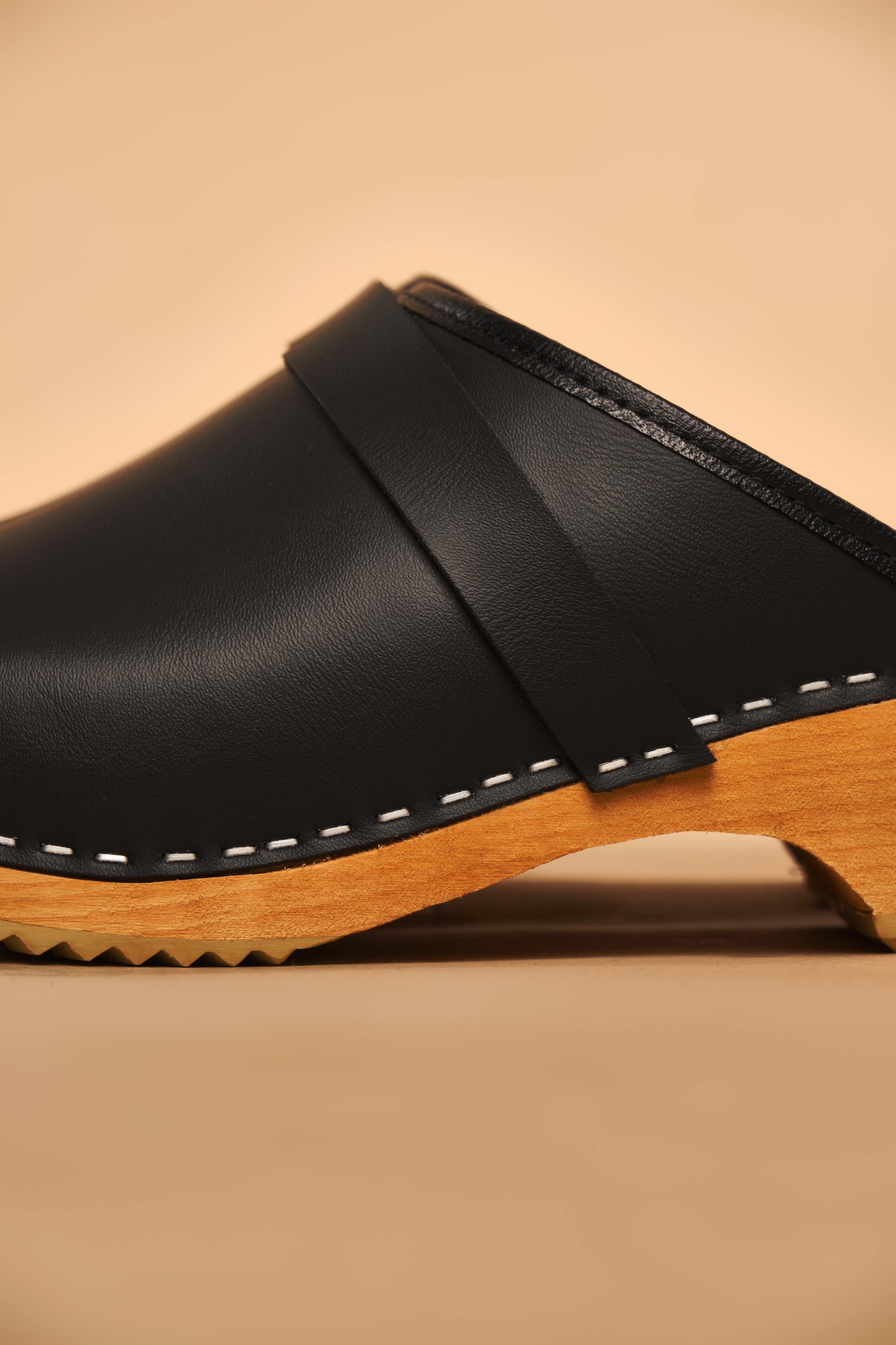 Les Sabots Suédois au Service du Travail : Confort et Praticité – Les ...